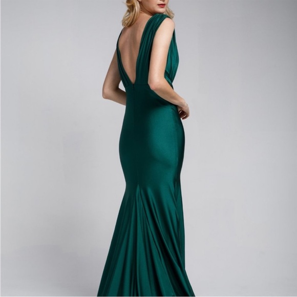 Amelia Couture | Dresses | Emerald Vneck Mermaid Shape Prom Party ...
